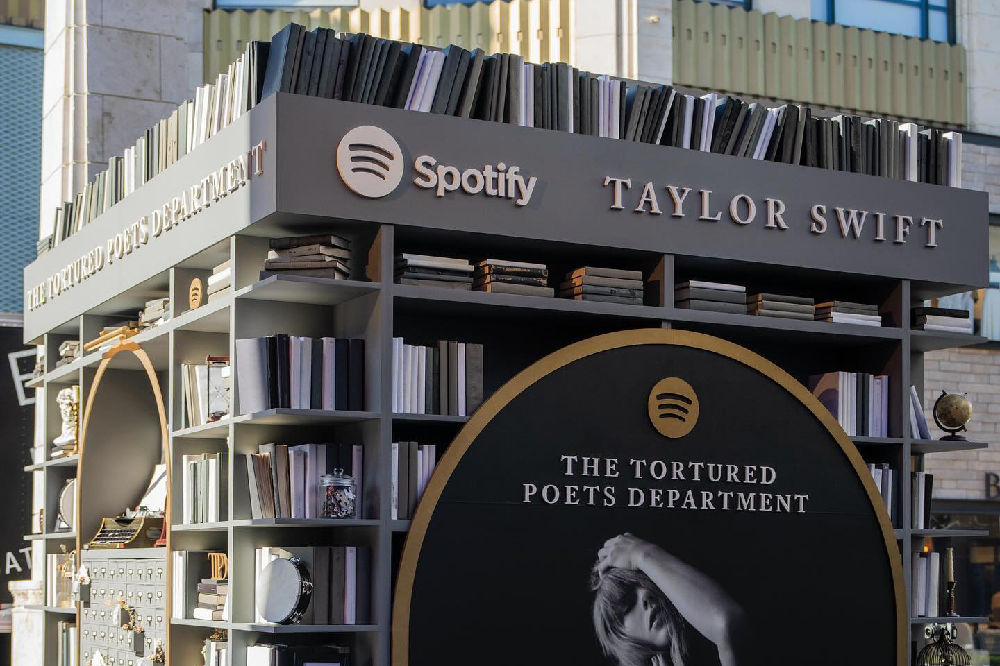 Taylor Swift sets up a pop-up exhibition to celebrate her new album ...