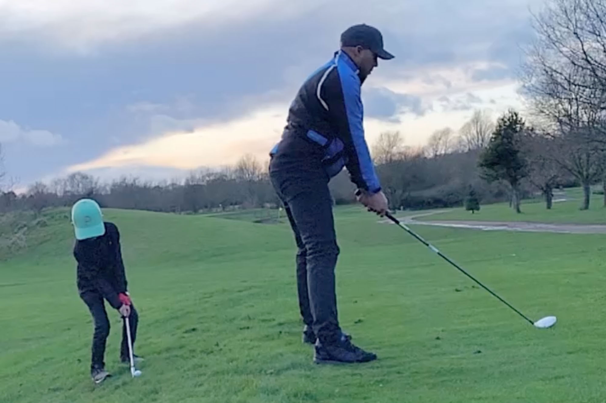 Dad and son team up for amazing golf trick shot - Pubity