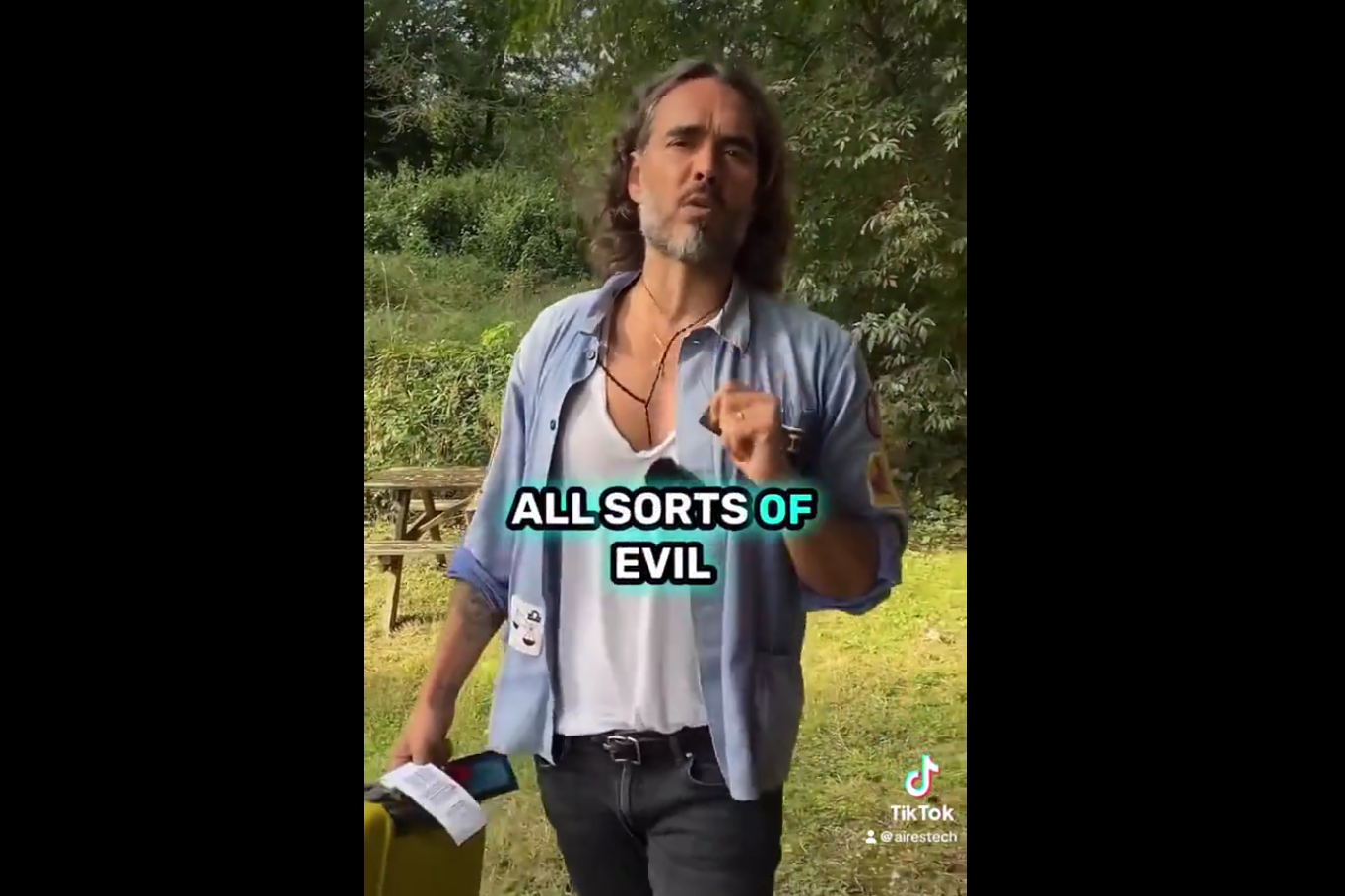 Fans react to Russell Brand’s ‘magical amulet’ - Pubity