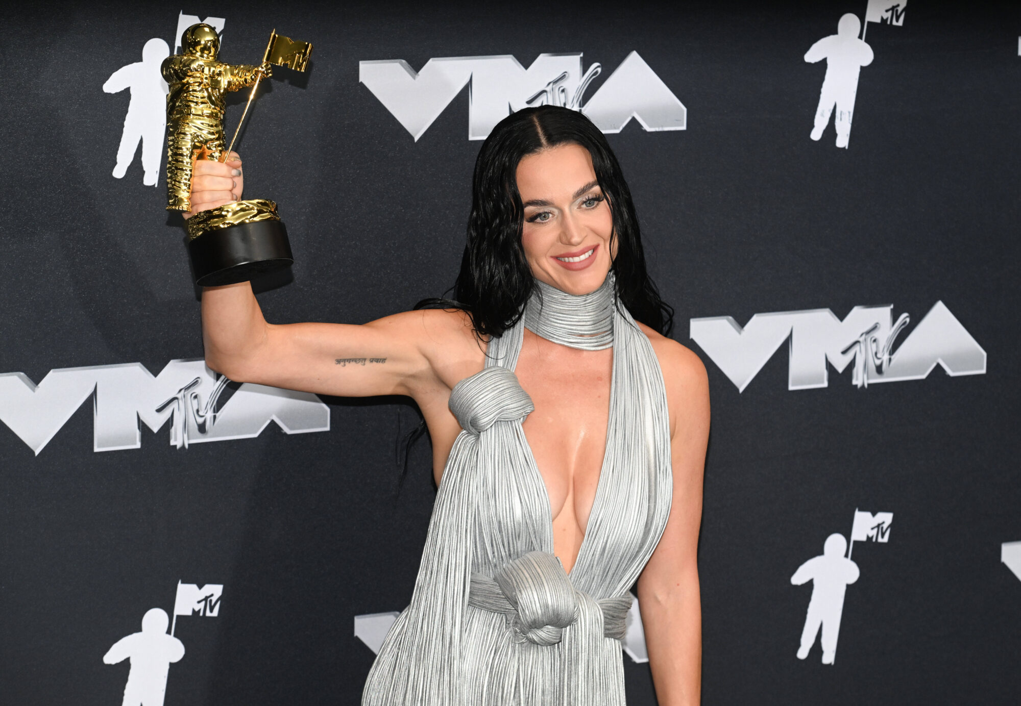 Fans Go Wild as Katy Perry Sings in Outer Space - Pubity