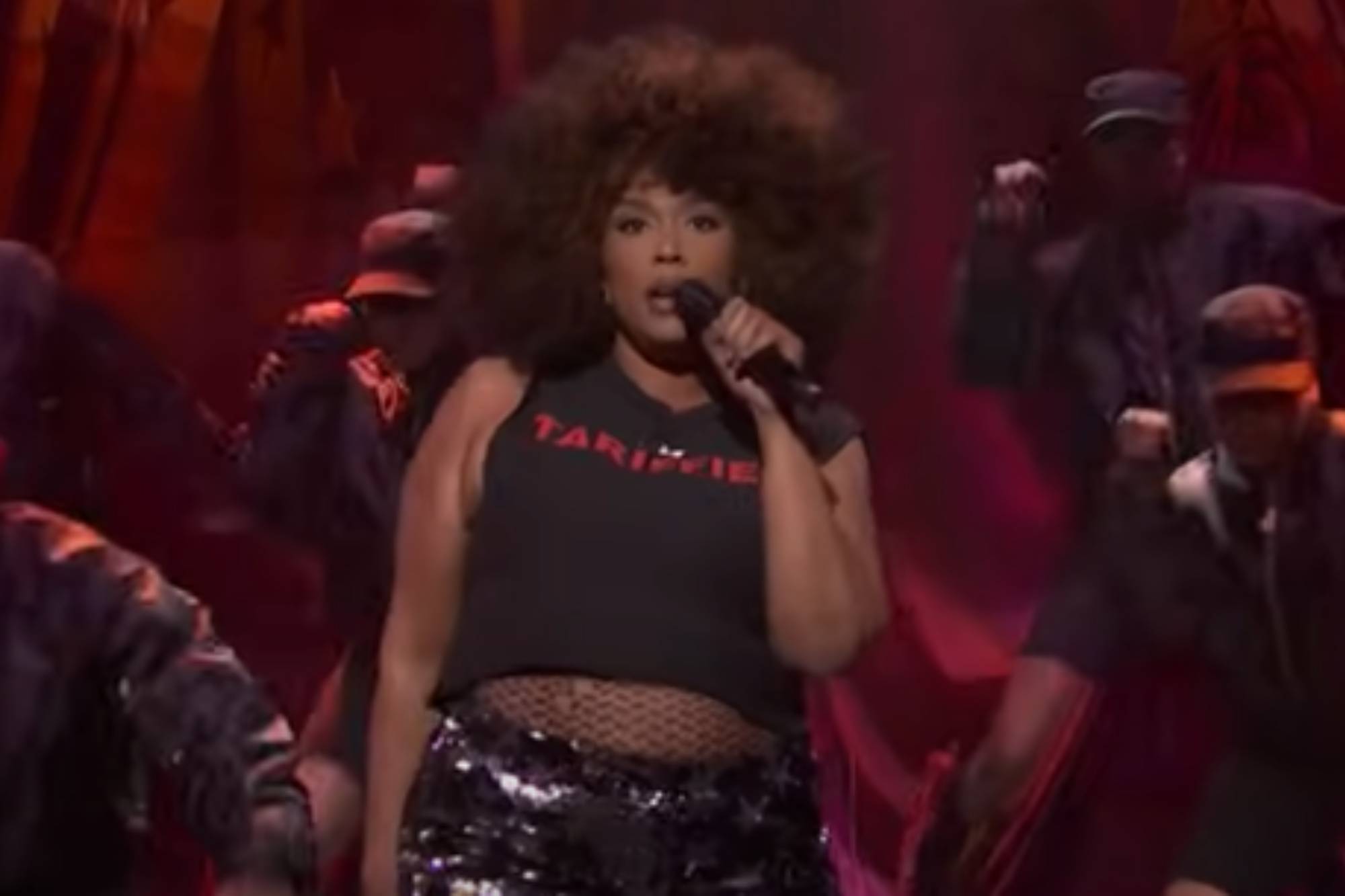 Lizzo makes Trump dig in Tariffied shirt on SNL - Pubity