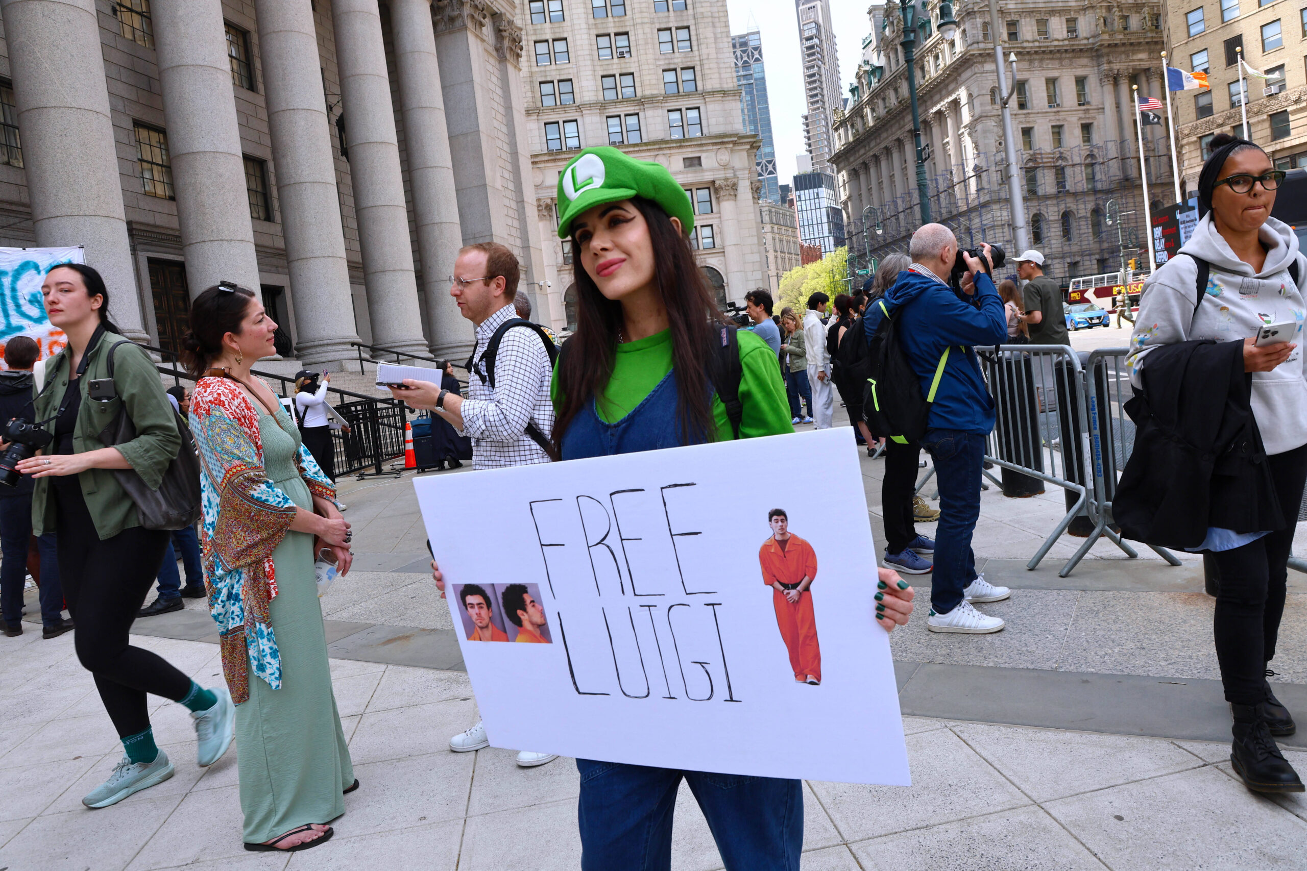 Luigi Mangione defense fund tops $1 million on his birthday - Pubity